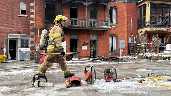 La police de Gatineau enquêtera sur l’incendie de la rue Laval | Radio ...