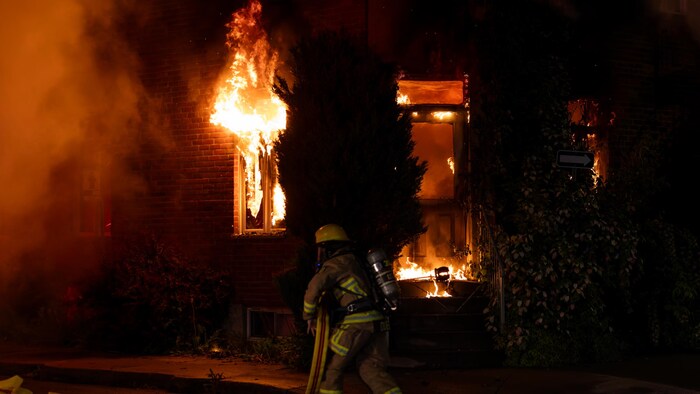 Feu d’origine suspecte dans un immeuble du Vieux-Limoilou | Radio-Canada