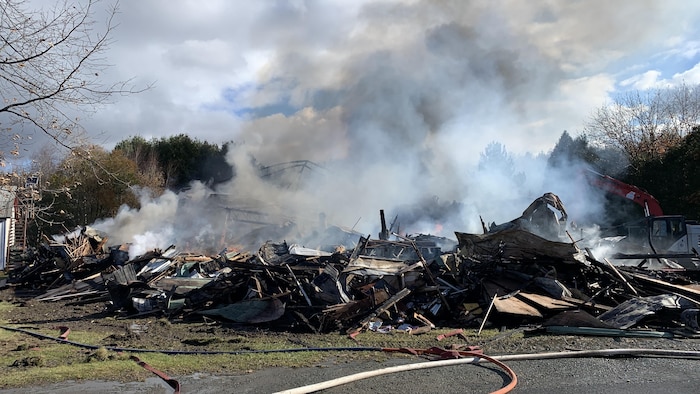 Une usine de Saint-Léonard-d’Aston détruite par le feu | Radio-Canada