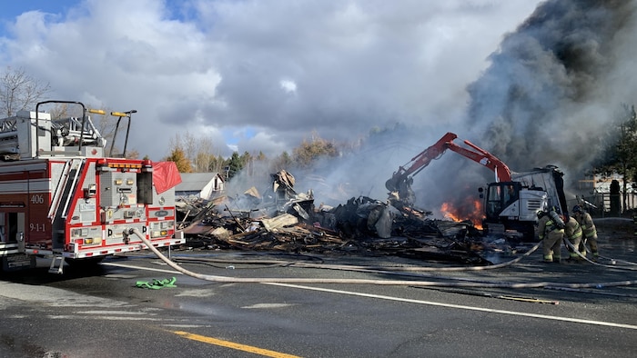 Une usine de Saint-Léonard-d’Aston détruite par le feu | Radio-Canada