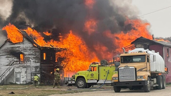 Deux bâtiments historiques détruits par les flammes dans le village de ...