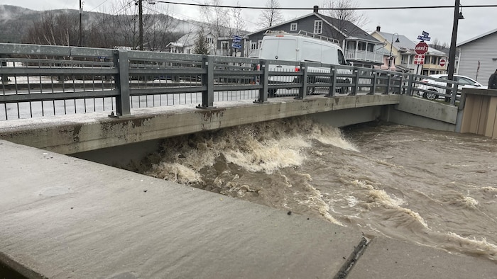 La rivière du Gouffre, une menace oubliée au cœur du cratère de ...