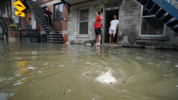 Les images les plus saisissantes de la fuite d’eau à Montréal | Radio ...