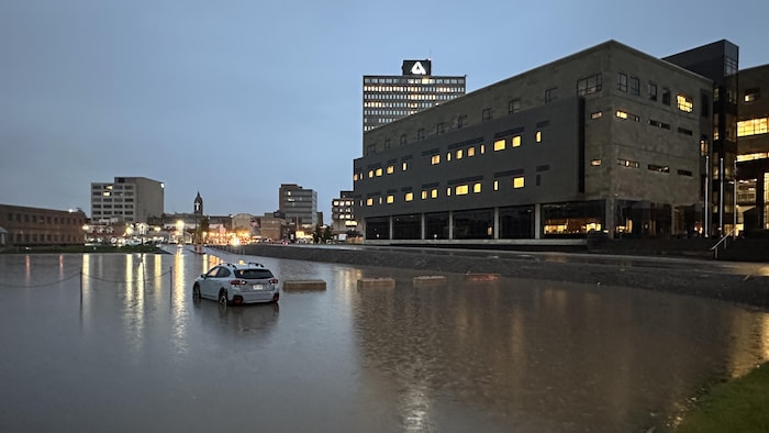 Des rues inondées perturbent la circulation dans le centre-ville de ...