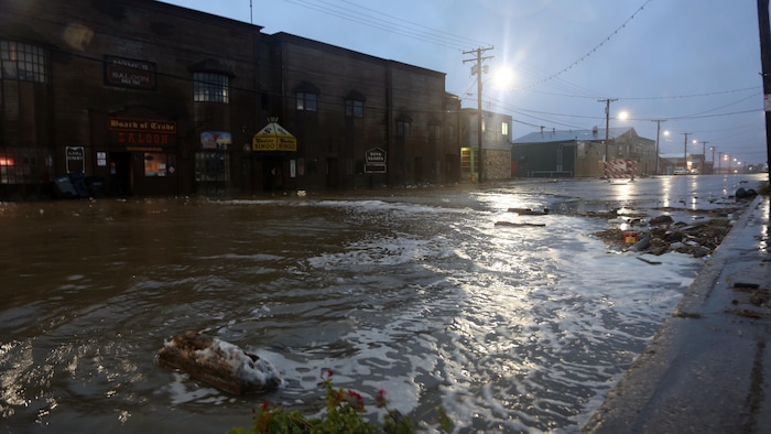Une tempête d’une rare puissance frappe l’Alaska | Radio-Canada
