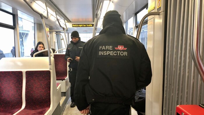 Des employés des transports en commun de Toronto équipés de caméras d ...