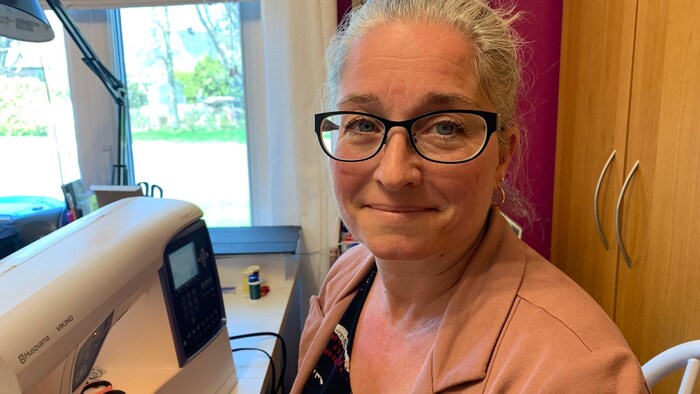 Elle fabrique les masques portés par François Legault | Radio-Canada