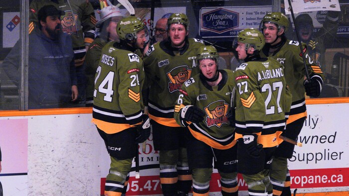 Les « Troupes » de North Bay fouettent Brantford et demeurent en vie ...