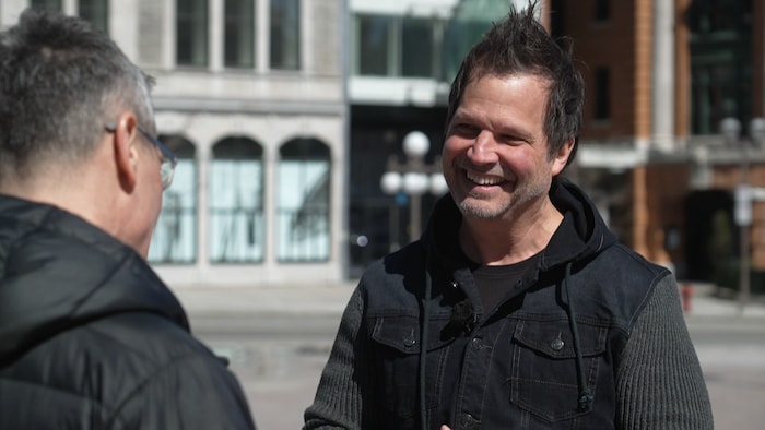 Julien Lacroix de retour sur scène avec Juste pour rire | Radio-Canada