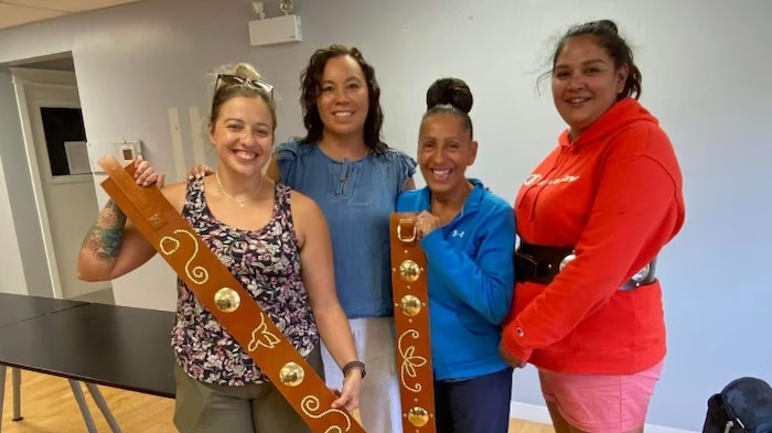 La tradition de la jupe à rubans prise en main par les créateurs ...