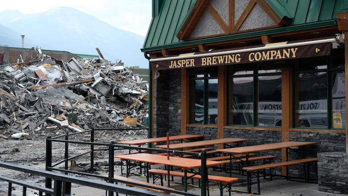 À Jasper, les feux de forêt ont plongé les entreprises touristiques ...