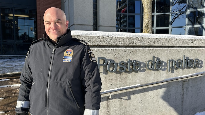 Très peu de policiers issus des minorités visibles à Québec, les efforts se multiplient | Radio ...