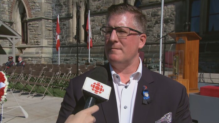 Une communauté policière « solidaire » rend hommage aux agents morts en ...