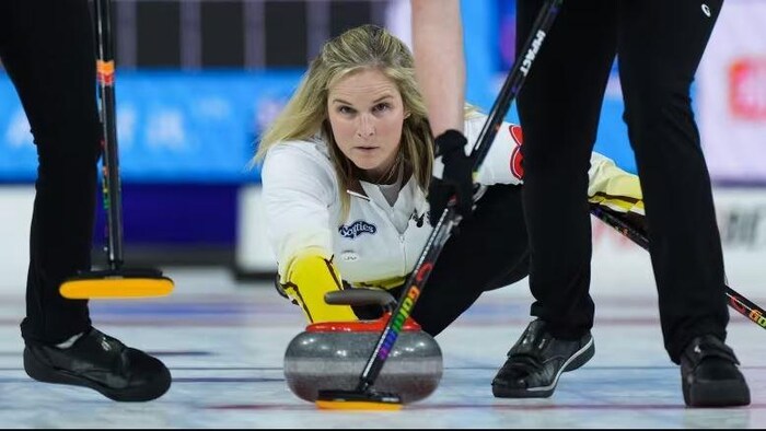 Curling : Jennifer Jones bat une autre Manitobaine et gagne le Tour ...