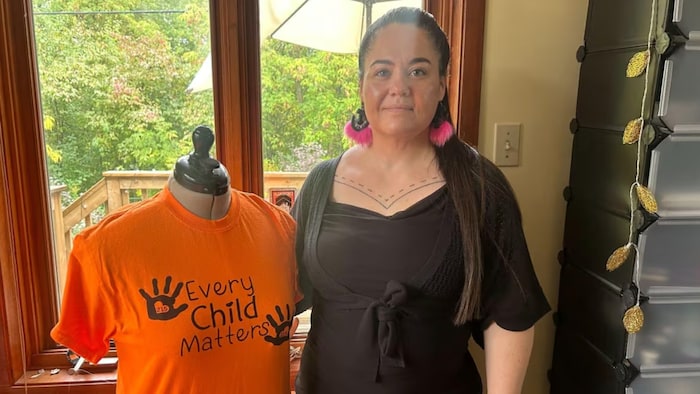 La large commercialisation du chandail orange fait débat | Radio-Canada