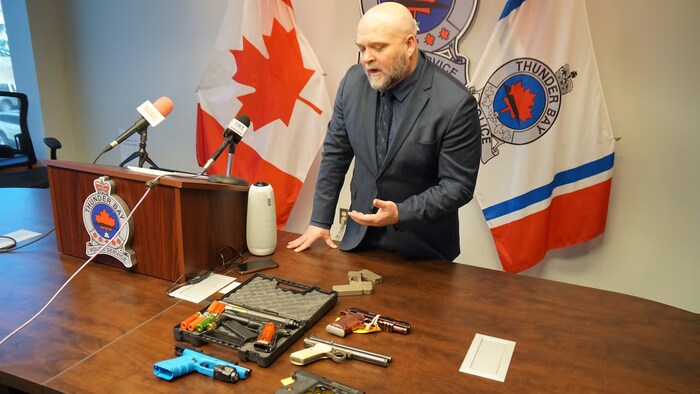 Attention aux répliques d’armes à feu, prévient la police de Thunder ...