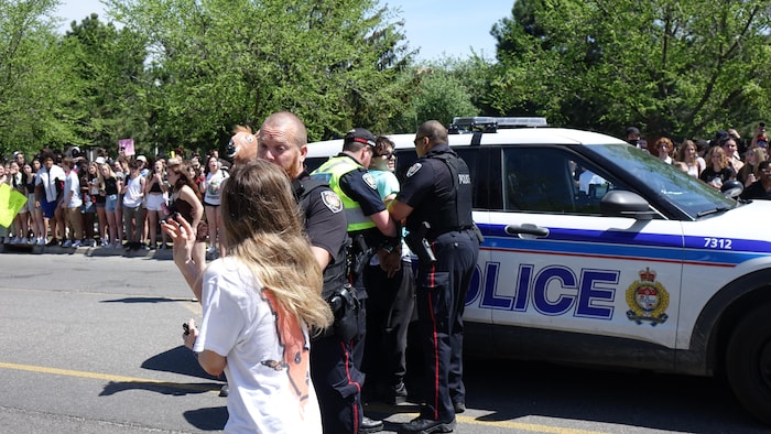 Arrestation à l’École Béatrice-Desloges : le travail des policiers sous ...