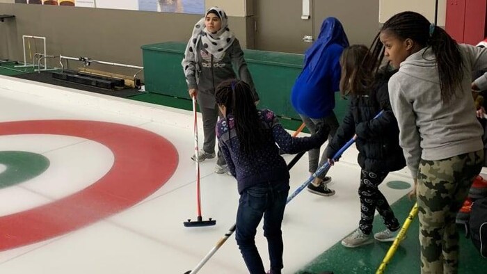 Nouveaux arrivants : l'intégration manitobaine passe par le curling ...