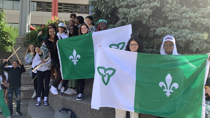 Pléthore de sourires pour le retour du lever en personne du drapeau ...