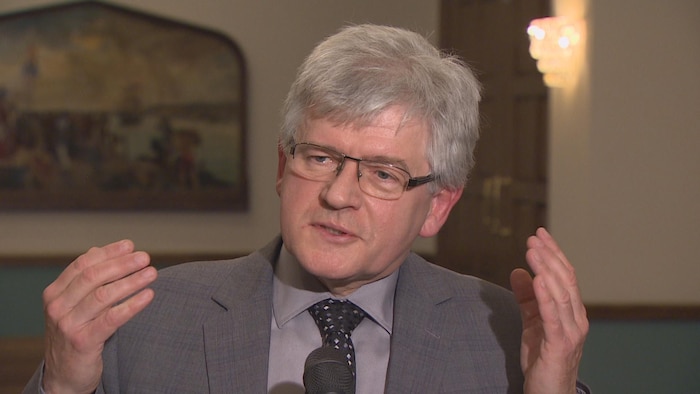 Les clients des bars de la rue George font fi de l'éloignement physique ...