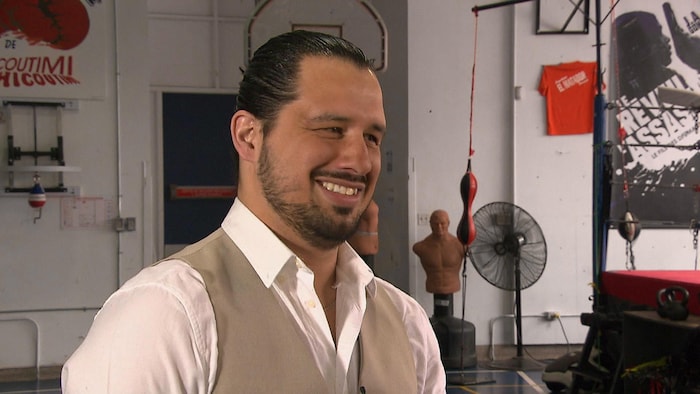 J.A. Gonzalez passe de la boxe à la littérature | Radio-Canada