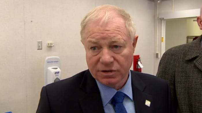 Le Dr John Cowell a dépensé plus de 1400 $ en frais de transport en une ...