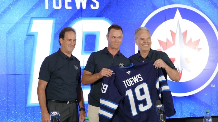 À Winnipeg, Jonathan Toews poursuit son rêve dans la LNH et rejoint son ...