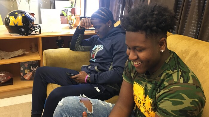 Deux joueurs de football d'Ottawa s'illustrent aux États-Unis | Radio ...