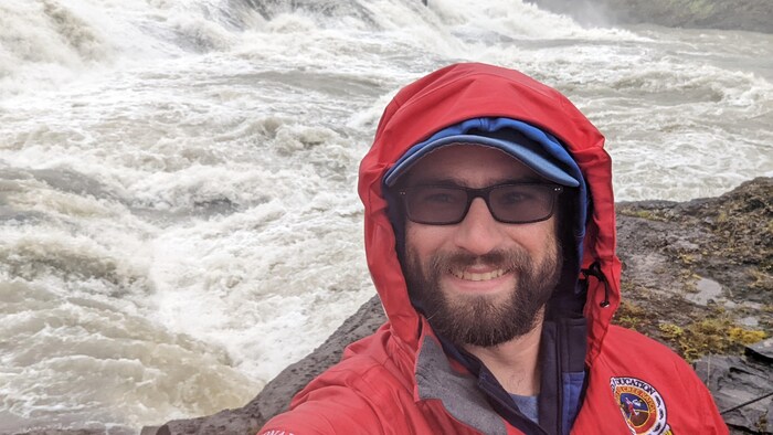 Hélicoptère et bénévolat : le bureau de vote à Fox Lake | Radio-Canada