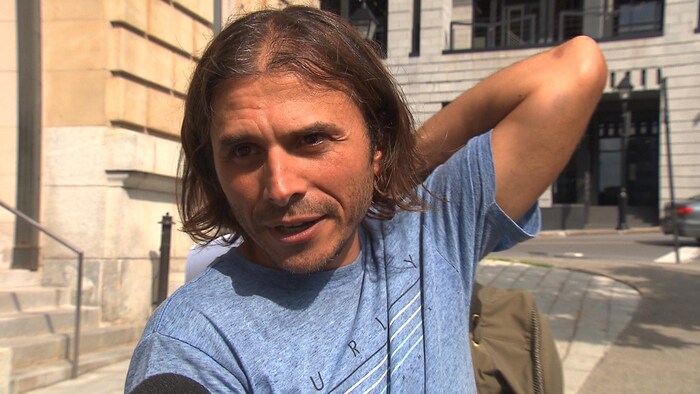 Un cycliste accusé de méfaits après s’en être pris à un autobus de la ...