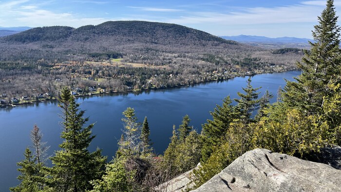 Une odeur nauséabonde causée par des algues au lac Lyster | Radio-Canada
