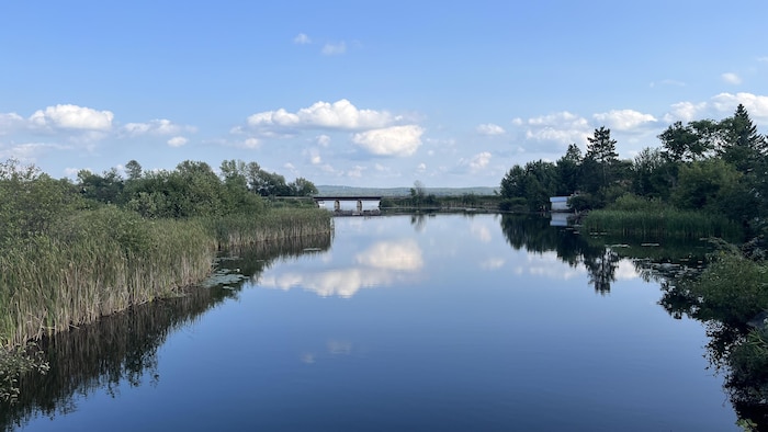 L’accès au lac Magog par la rampe de mise à l’eau de la rue Bournival ...
