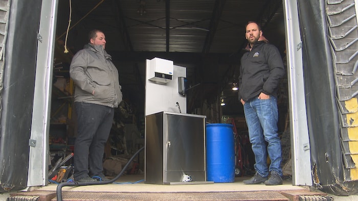 Un lavabo portatif créé en Estrie | Radio-Canada