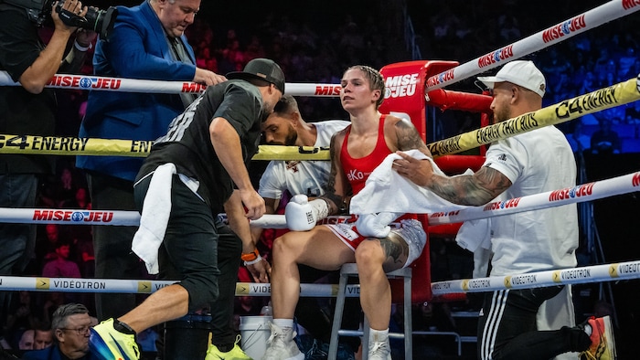 La boxeuse Leïla Beaudoin devient championne de la WBO | Radio-Canada