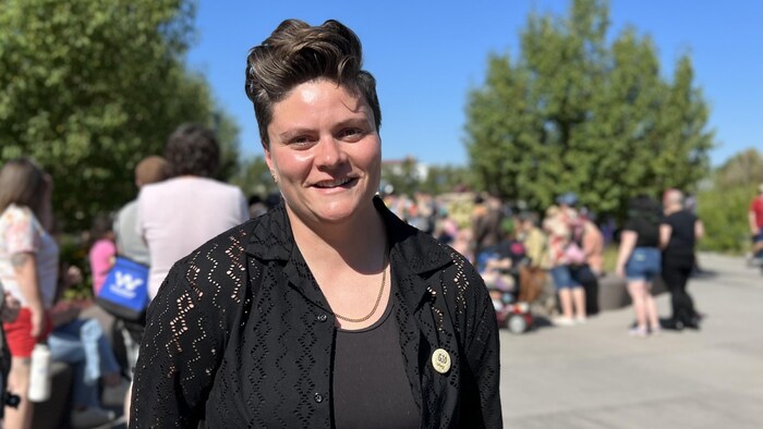 Les communautés lesbienne et transgenre marchent côte à côte à Calgary ...