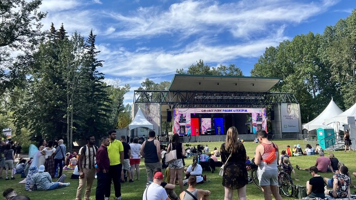 Les communautés lesbienne et transgenre marchent côte à côte à Calgary ...