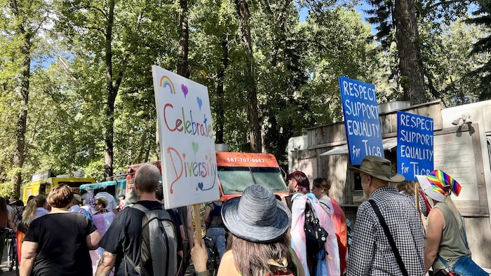 Les communautés lesbienne et transgenre marchent côte à côte à Calgary ...