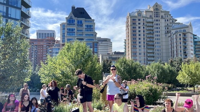 Les communautés lesbienne et transgenre marchent côte à côte à Calgary ...