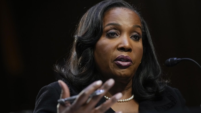 Lisa Cook poursuit Trump en justice pour conserver son poste de ...