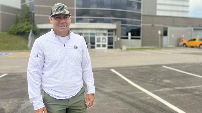 La retraite de la Ligue nationale de hockey pour l’arbitre Justin St ...