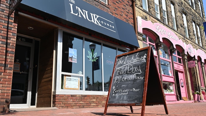 Des Autochtones défient la loi pour vendre du cannabis au centre-ville ...