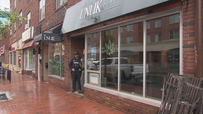 Des Autochtones défient la loi pour vendre du cannabis au centre-ville ...