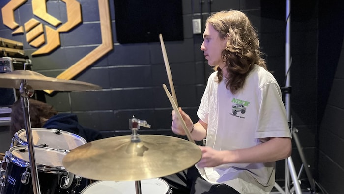Un élève met sur pied un local de musique à l’École Le Tremplin | Radio ...