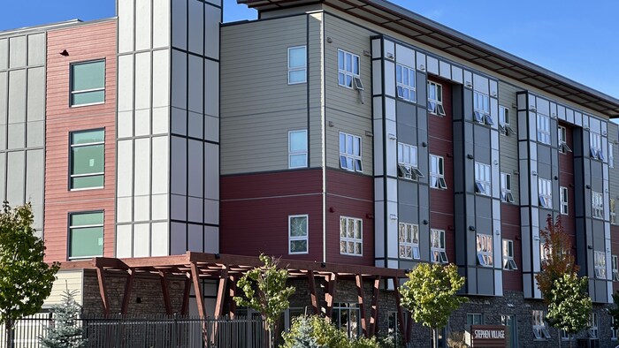 À Kelowna, le modèle de logements avec services de soutien est décrié ...