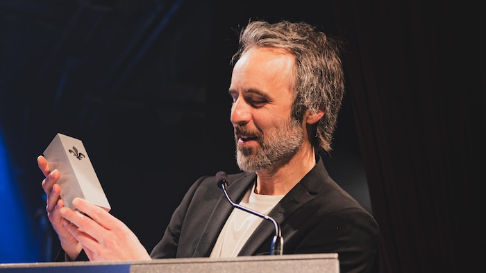 Louis-José Houde reçoit le Prix Artisan de la fête nationale 2025 ...