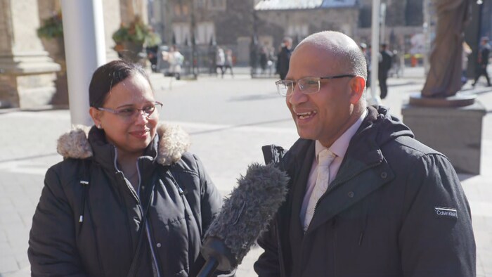250 couples célèbrent leur anniversaire de mariage à Toronto | Radio-Canada