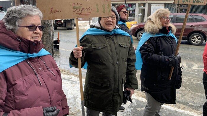 Logements sociaux : des manifestants interpellent Daniel Bernard ...