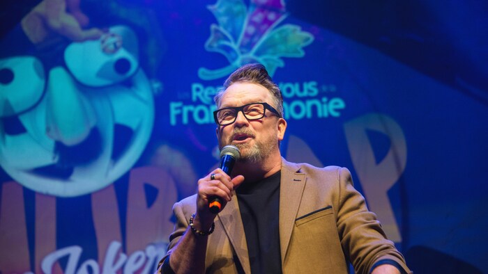 Luc LeBlanc, seul en scène, charme le Capitol avec Y’a des morceaux qui ...