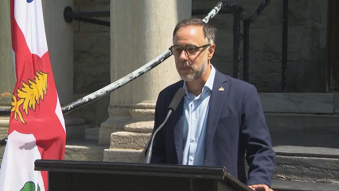 Le journaliste Leslie Roberts se présente pour Ensemble Montréal ...