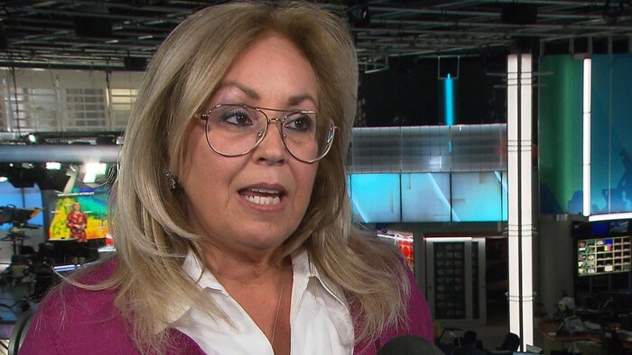 Propos controversés sur le hidjab : Lynne Shand expulsée de l’équipe du ...